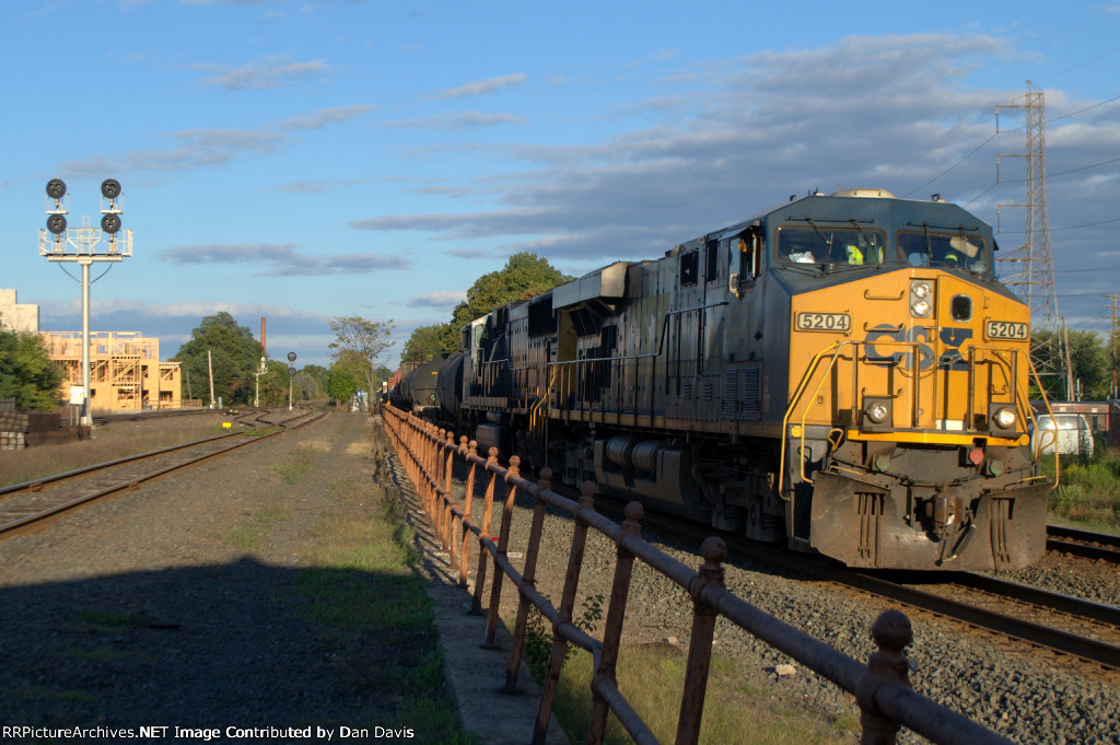 CSX ES40DC 5204 leads Q301-22